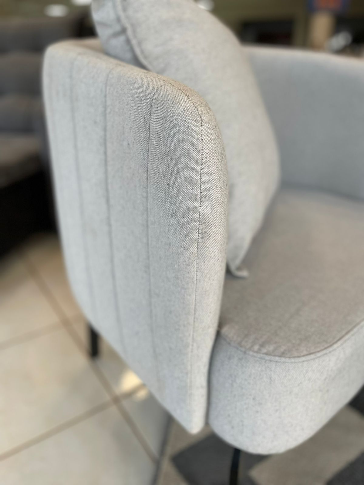 Poltrona Sofia Linho com Almofada (2056) - Bella Casa de Realeza PR